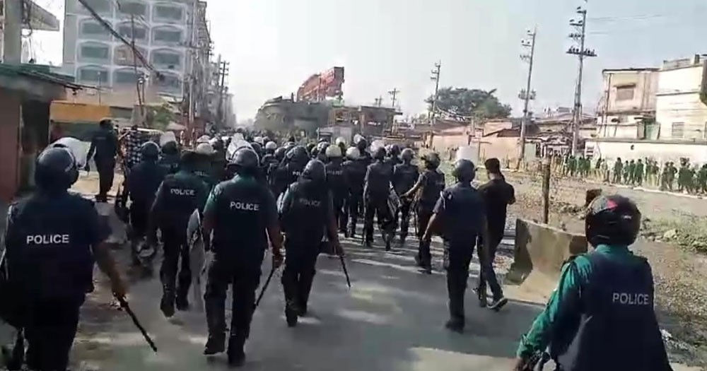 গাজীপুরে শ্রমিক-পুলিশ সংঘর্ষ, টিয়ারশেল নিক্ষেপ