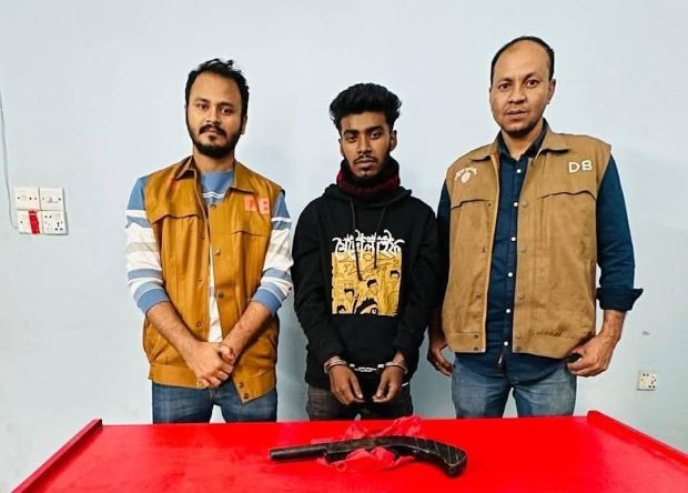কবরে লুকানো ছিল অস্ত্র, আটক ১