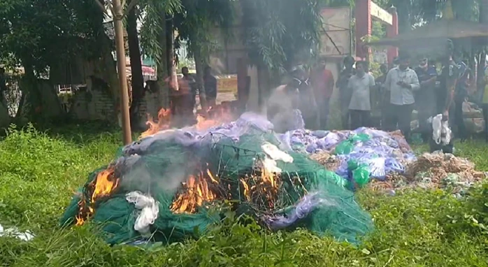 কালীগঞ্জে অবৈধ কারেন্ট জাল আটক করে পুড়িয়ে ধ্বংস ৭ টি প্রতিষ্টানে ৪৪ ...